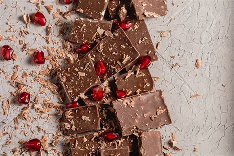 깨진 된 초콜릿 조각과 초콜릿 분말 헤이즐넛 초콜릿과 레드 석류와 함께 초콜릿 복사 붙여 넣기와 배경에 Beton 바로 위에 대한 스톡 사진 및 기타 이미지 Istock