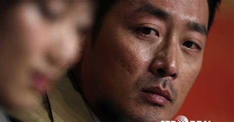 하정우 아가씨 기자회견 질문에 경청하는 모습 [mbn포토]