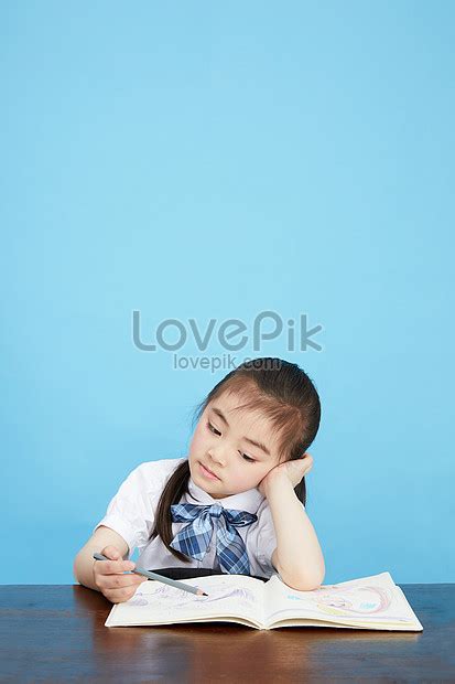 문제를 학습하는 학생 사진 무료 다운로드 Lovepik
