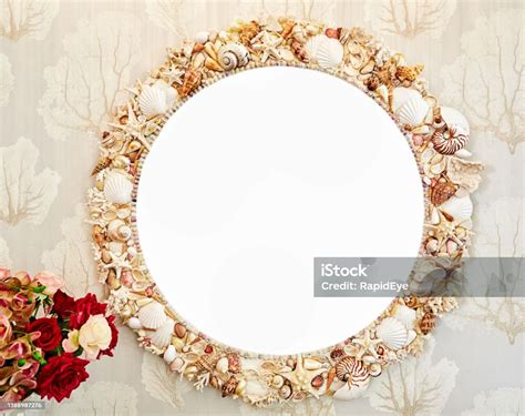 다양한 바다 껍질로 만든 복잡한 원형 프레임 근처에 장미의 무리와 껍데기에 대한 스톡 사진 및 기타 이미지 껍데기 장식품 액자 Istock