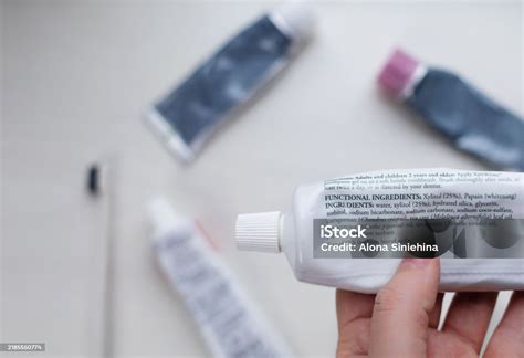 안전한 성분이 들어간 천연 치약 튜브가 테이블 위에 놓여 있습니다 생태 학적 구강 관리 제품의 사용 천연 성분 및 성분 목록 건강관리와 의술에 대한 스톡 사진 및 기타