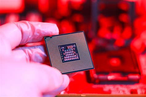 마더보드에 Cpu 칩 마이크로프로세서 소켓을 설치하는 기술자 0명에 대한 스톡 사진 및 기타 이미지 0명 Cpu 공학