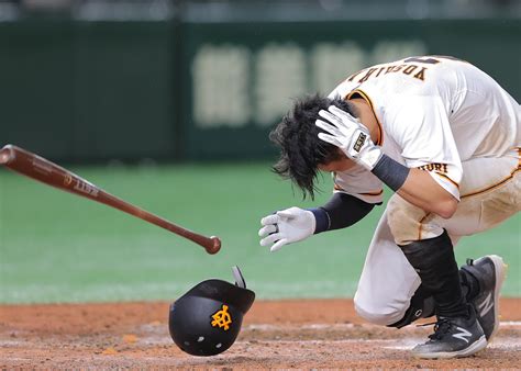 【巨人】吉川尚輝が頭部死球を受け途中交代 スポーツ報知