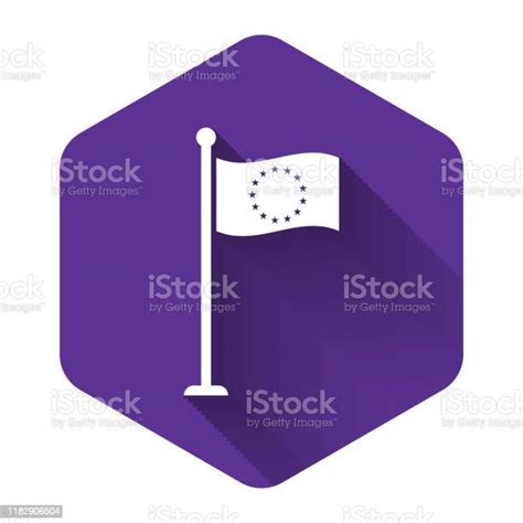 긴 그림자로 고립 된 유럽 연합 아이콘의 흰색 깃발입니다 Eu 원 기호입니다 금속 기둥에 Eu 깃발을 흔들고 보라색 육각 버튼 벡터 일러스트레이션 개념에 대한 스톡 벡터