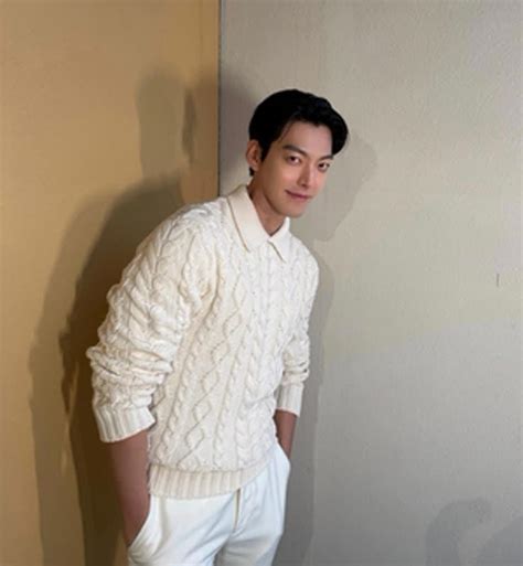 ‘신민아♥ 김우빈 백바지도 소화하는 어깨깡패 대형 멍뭉미