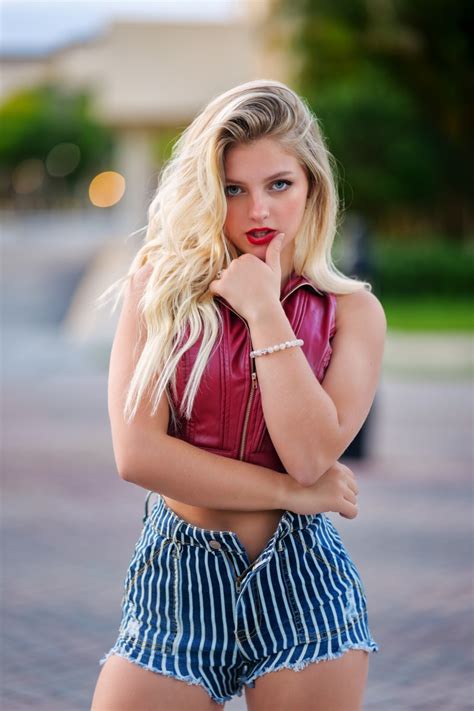Hannah Blonde Girl Pose Shorts Hands Glance Red Lips Hd Phone