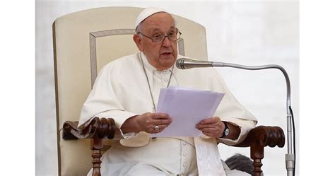 Папа Франциск спря аудиенцията си за да говори по телефона Видео