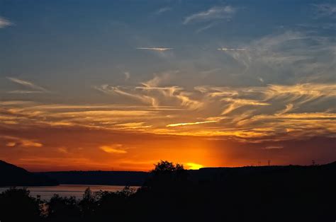 Добрий вечір чи доброго вечора як правильно говорити українською