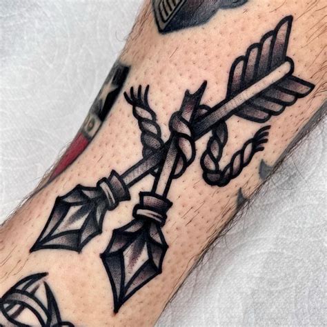 올드스쿨타투 블랙스쿨 인천타투 선한 On Instagram 화살과 철사를 발목에 Thanks Danny ️타투문의 편하게 카톡주세요 남자 타투 전통 문신 여자 문신