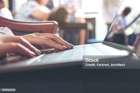 근접 촬영 이미지는 여자의 손을 사용 하 고 노트북 키보드에 입력 개념에 대한 스톡 사진 및 기타 이미지 개념 개념과 주제