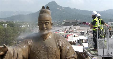 광화문광장 세종대왕·이순신 장군 동상 새단장‥이틀 간 세척 작업