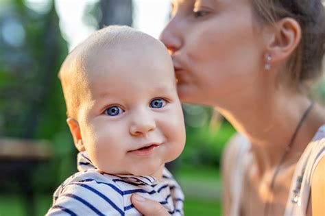 어머니는 포옹 하 고 키스 하는 야외에서 작은 아들 엄마와 아기 소년 녹색 정원이 나 공원에 함께 재미 행복 한 가족 어린이 부모 개념 2명에 대한 스톡 사진 및 기타