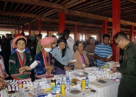 နမ့်စန်တွင် ဒေသခံတိုင်းရင်းသားများအား နယ်လှည့်ဆေးကုသရေးအဖွဲ့မှ ကျန်းမာရေး စစ်ဆေးပေးနေမှုကို အရ