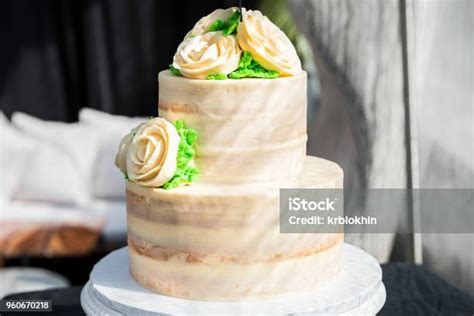 장미 꽃 장식 밝은 스탠드 녹색에 3 계층된 바닐라 황금 빛 흰색 노란색 크림 스펀지 웨딩 케이크의 근접 매크로 촬영 나뭇잎 3에 대한 스톡 사진 및 기타 이미지 Istock