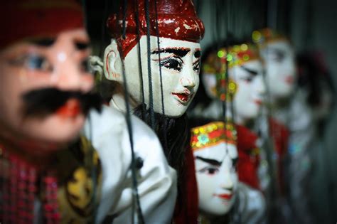 မှေးမှိန်ပျောက်ကွယ်လာသည့် ရုပ်သေး သို့မဟုတ် အမြင့်သဘင် Frontier Myanmar