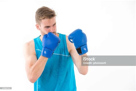 흰색 배경에 고립 된 권투 장갑에 스포츠맨 방어 위치에 트레이너 또는 코치 남자 전력과 에너지 체육관에서 스포츠 활동 이나 훈련