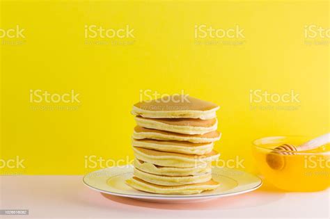노란색 분홍색 바탕에 꿀의 팬케이크 흰색 접시에 꿀의 맛 팬케이크 팝 아트의 스타일 아침 식사에 대 한 맛 있는 요리 건강에
