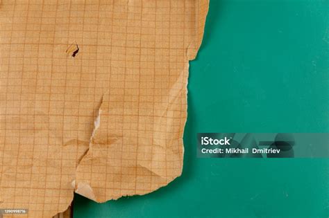 녹색 배경에 대해 밀리미터 그래프 종이의 찢어진 구겨진 시트 제도 디자인 엔지니어링 등을 위한 브라운 페이퍼 추상적인 멀티태스킹 배경 0명에 대한 스톡 사진 및 기타 이미지