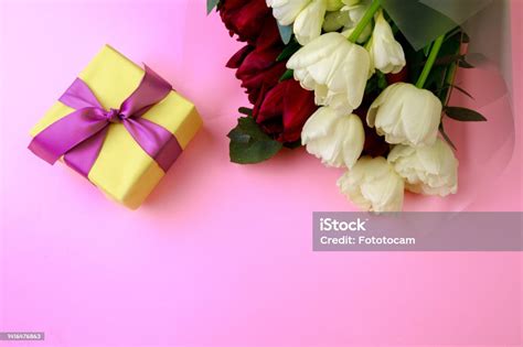 튤립과 선물 상자는 분홍색 배경에 있습니다 봄 꽃의 세련된 부드러운 이미지 행복한 여성의 날 행복한 어머니의 날 0명에 대한 스톡 사진 및 기타 이미지 Istock
