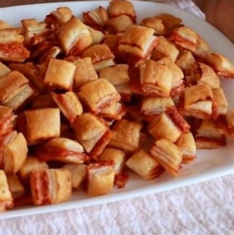 Взимам едно бутер тесто и кашкавал и бум в печката децата ги обожават за закуска а ние си ги