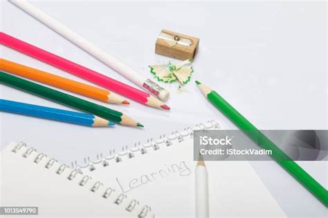 학교와 교육에 대 한 문구입니다 메모장 및 쓰기 및 그리기 연필 연필에 대 한 숫 돌입니다 0명에 대한 스톡 사진 및 기타