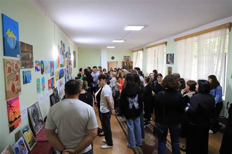 ზესტაფონის ზესტაფონის ცენტრალურ ბიბლიოთეკაში მოსწავლეების ნახატების გამოფენა მოეწყო