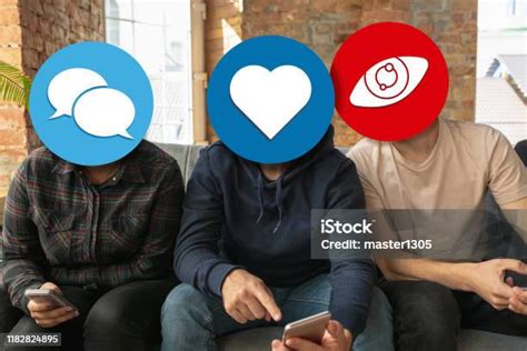 소셜 미디어를 연결하고 공유하는 창의적인 밀레니엄 세대 머리로 현대 Ui 아이콘 고객 참여에 대한 스톡 사진 및 기타 이미지 고객 참여 공유 개념 교육 Istock