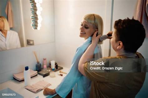 게이 여성이 화장실에서 여자 친구의 머리카락을 닦고 있습니다 2명에 대한 스톡 사진 및 기타 이미지 2명 Gay Pride Parade Lgbt 프라이드의 달