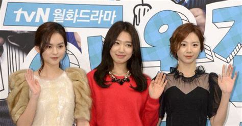 포토 꽃미남 세 미녀의 손 흔들기 인사