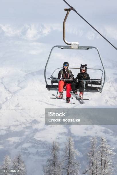 아버지와 딸이 앉아서 스키 체 어 리프트에 올라 카메라를 바라보 고 있습니다 가족에 대한 스톡 사진 및 기타 이미지 가족