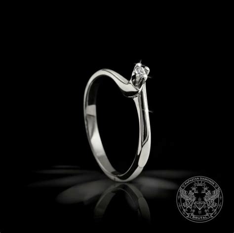 Бижута с диаманти и скъпоценни камъни от Брутал