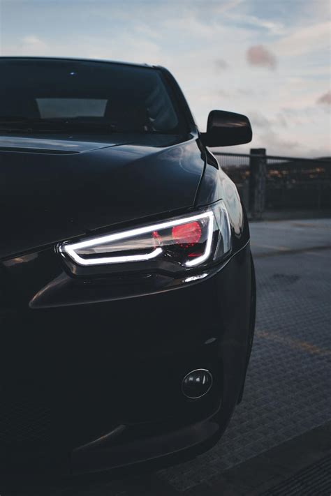 집 밖의 거리 사진 검은 색 페인트 검은 차 고급 승용차 고급차 교통 금속성 광택 기술 낮의 페이딩 도시 생활 도시 설정 도시 전망 도시 풍경