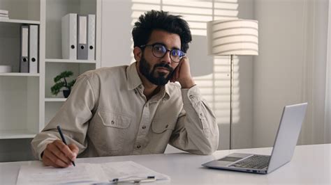 피곤한 지루한 아라비아 인도인 남자 사업가 게으른 직원 관리자 지루한 일 노트북으로 작업 공부 쓰기 비즈니스 프로젝트 우울증 소진 피로 과로 졸린 졸린 사무실에서 남자