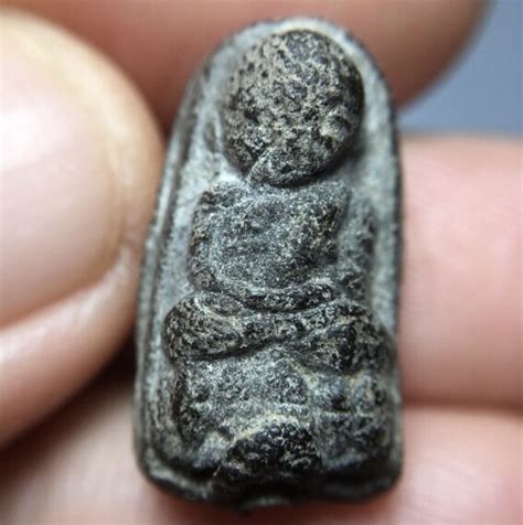 หลวงปู่ทวดเนื้อว่าน พิมพ์พระรอดจิ๋ว ฝังตะกรุดทองแดง อาจารย์นอง วัดทรายขาว ปัตตานี ปี 14