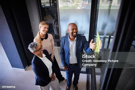 사무실에서 접착 노트로 브레인 스토밍 세션에서 웃고있는 다양한 사업가 3 명에 대한 스톡 사진 및 기타 이미지 3 명 가리키기 긍정적인 감정 표현 Istock