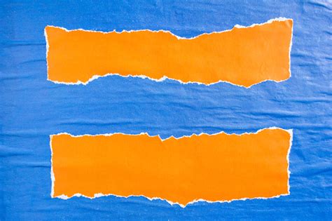 파란색과 주황색으로 구겨진 찢어진 광택 종이 포스터와 플래카드는 거친 표면 질감 배경으로 광고판에 붙어 있습니다 텍스트에 사용할