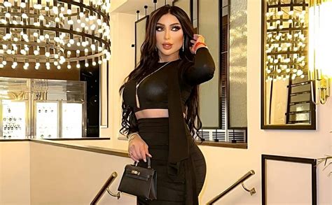 دنيا بطمة ترد على خبر اعتقالها بفستان جريء وفتحة ساق مرتفعة Laha Magazine