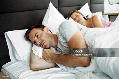 그의 아내는 코골이 때문에 침대에서 남자는 잠을 잘 수 없습니다 침대에 대한 스톡 사진 및 기타 이미지 침대 남자 잠자기 Istock