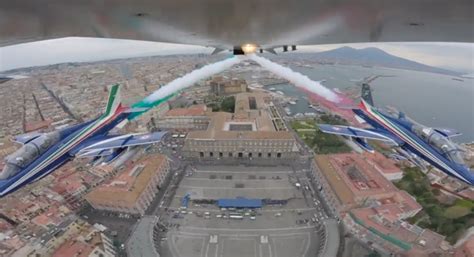 Le Frecce Tricolori Nellazzurro Cielo Di Napoli Per Il Centenario Dell