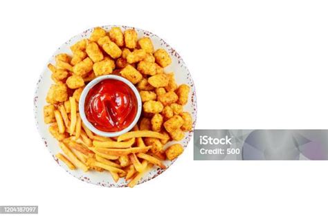 흰색 배경에 고립 된 케첩이있는 감자 튀김과 타스티 테이터 갈기갈기 찢어진에 대한 스톡 사진 및 기타 이미지 갈기갈기 찢어진 감자 요리 건강에 좋지 않은 음식