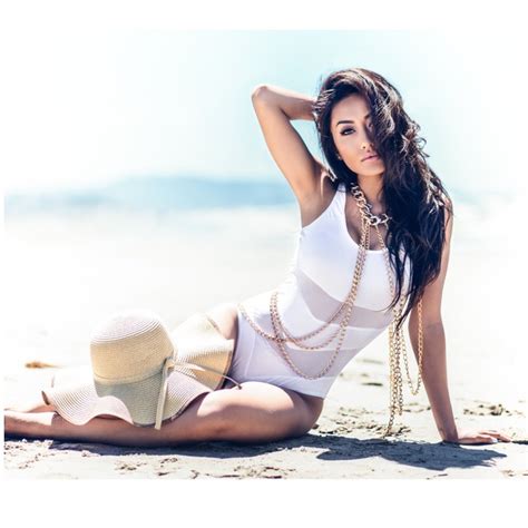 5 Hot Sexy Tran Nguyen Bikini Pics