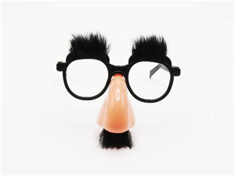 عینک و سیبیل نمایشی