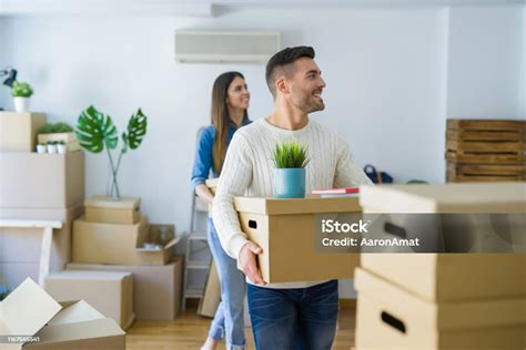 새 집으로 이사하는 젊은 부부 새 아파트에서 골판지 상자를 들고 행복한 미소 가구에 대한 스톡 사진 및 기타 이미지 가구 남자 남편 Istock