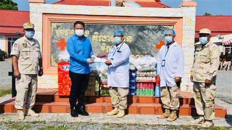 ឧកញ៉ា ទៀ វិចិត្រ នាំយកអំណោយ មួយចំនួន ជូនក្រុមគ្រូពេទ្យ ដែលកំពុង ចាក់វ៉ាក់សាំង ការពារជំងឺកូវីដ ១៩