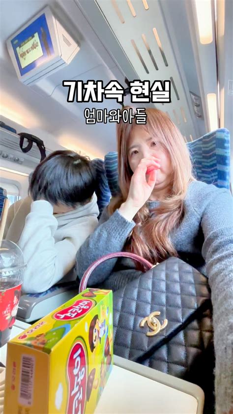 핑꼬 부부의세계 저희 부부는 한살 차이라 늙어가는 속도가 비슷하네요😄 어느새 흰머리 소복이라 저 새치커버 하는날 남편 새치커버도 같이 해주네요 ㅎㅎ 다정모드 맞나요