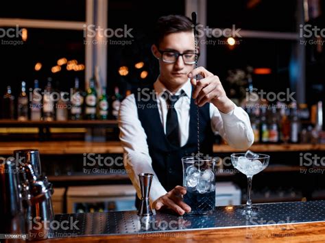 바텐더는 시원한 블루 라군 칵테일을 준비합니다 귀여운에 대한 스톡 사진 및 기타 이미지 귀여운 나이트클럽 남자 Istock