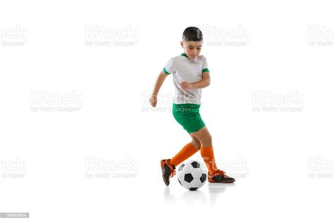 흰색 배경에 고립 된 균일 한 훈련에서 소년 아이 축구 선수의 전체 길이 초상화 드리블 6 7 살에 대한 스톡 사진 및 기타 이미지 Istock