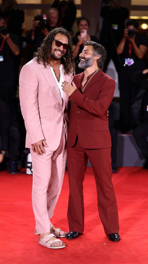 Смело и дръзко Джейсън Момоа разби стереотипите с розов педикюр и сандали на червения килим