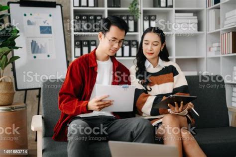 여성 사업가들은 일하면서 사업 계획을 논의합니다 인간 직원이 현대 사무실에서 동료에게 결과 보고서를 설명하고 보여줍니다 25 29세에 대한 스톡 사진 및 기타 이미지