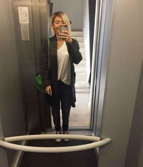 FOTO Sore primele imagini cu burtica de gravidă Cântăreaţa a purtat doar haine largi în